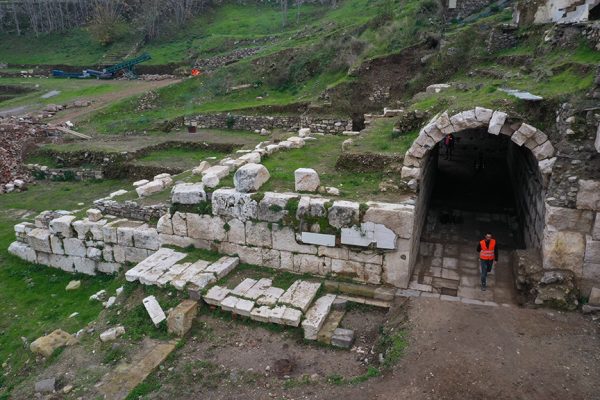 The vomitorium of the Smyrna Theater is being uncovered - Anatolian ...