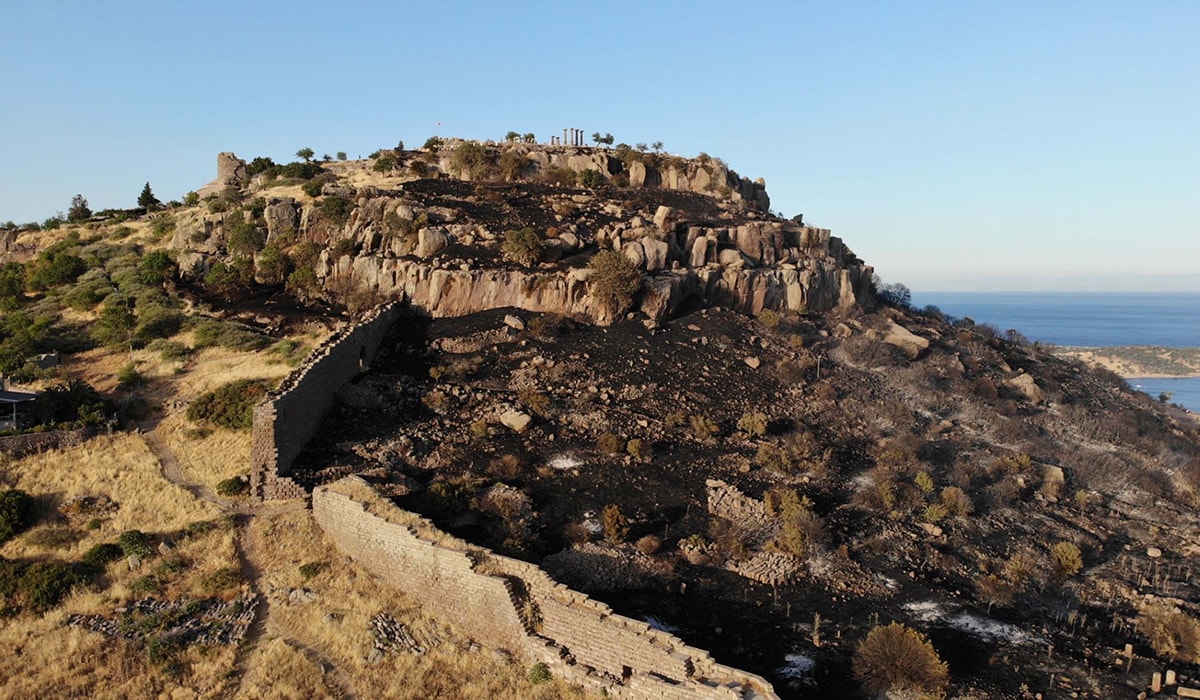 Fire in Çanakkale also affected Assos Ruins and Athena Temple ...